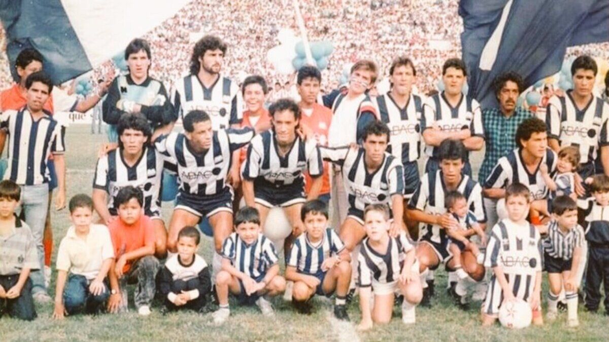 Jugó en clubes del ascenso, llegó a Boca, fue amigo de Maradona y hoy ...