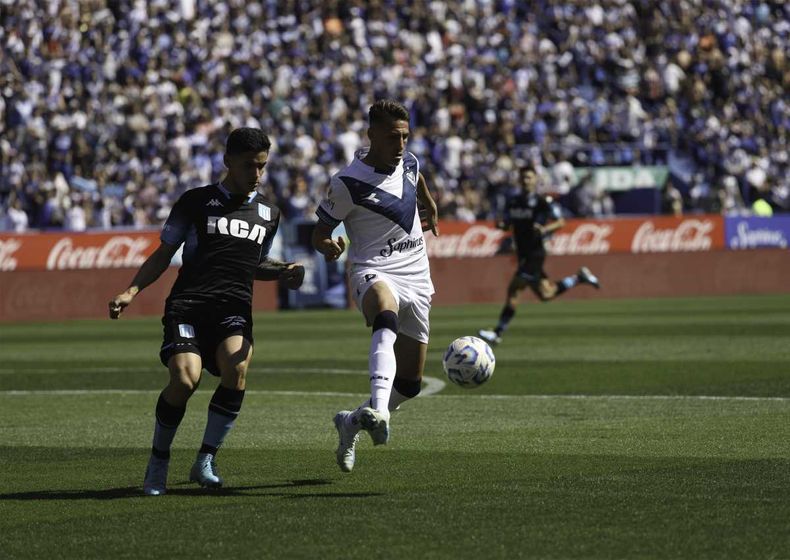 Vélez le ganó a Racing sobre el final y se afirma en la cima de la Liga ...