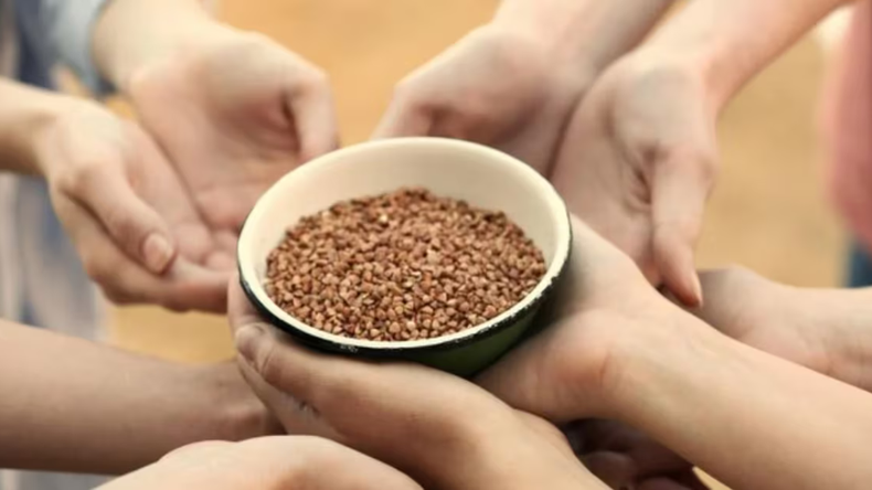 Cómo es el poderoso ritual con lentejas y arroz que aleja a las deudas