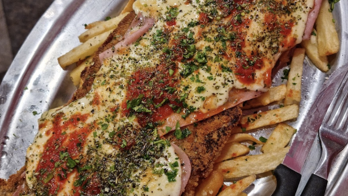 El bodegón de Buenos Aires con la milanesa de entraña más grande del mundo