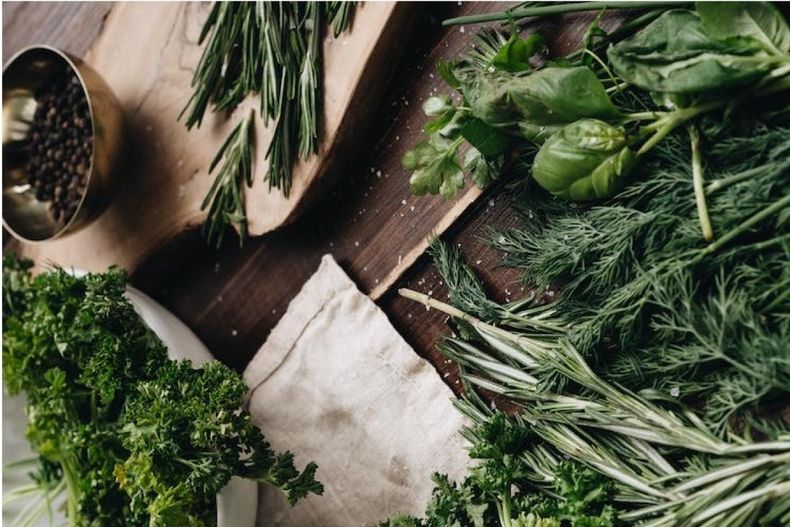 Cómo es el arte ancestral que tiene el ritual de las 7 hierbas para atraer la prosperidad a tu vida