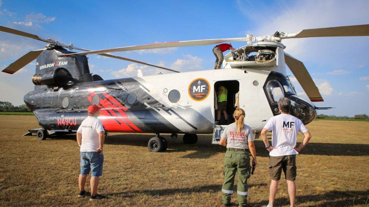 Envían el helicóptero Chinook para combatir los incendios en el Delta del Paraná