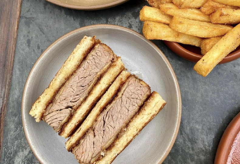 El bodegón de Buenos Aires que preparan milanesa increíbles con tapa de asado