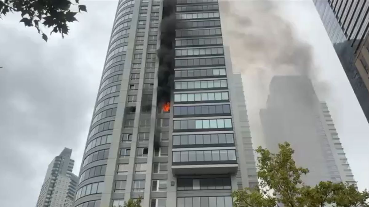 Impresionante incendio en Puerto Madero: los videos e imágenes del inicio del fuego en un edificio