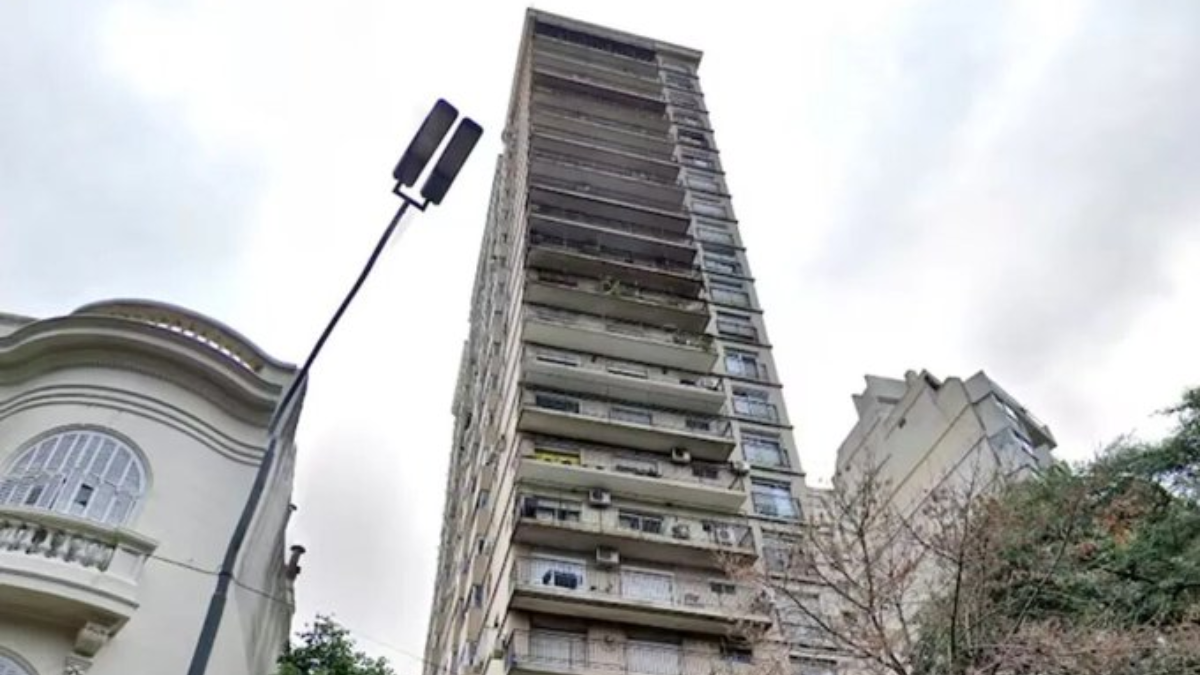 Murió un joven de 23 años al caer del piso 22 de un edificio frente al Jardín Botánico