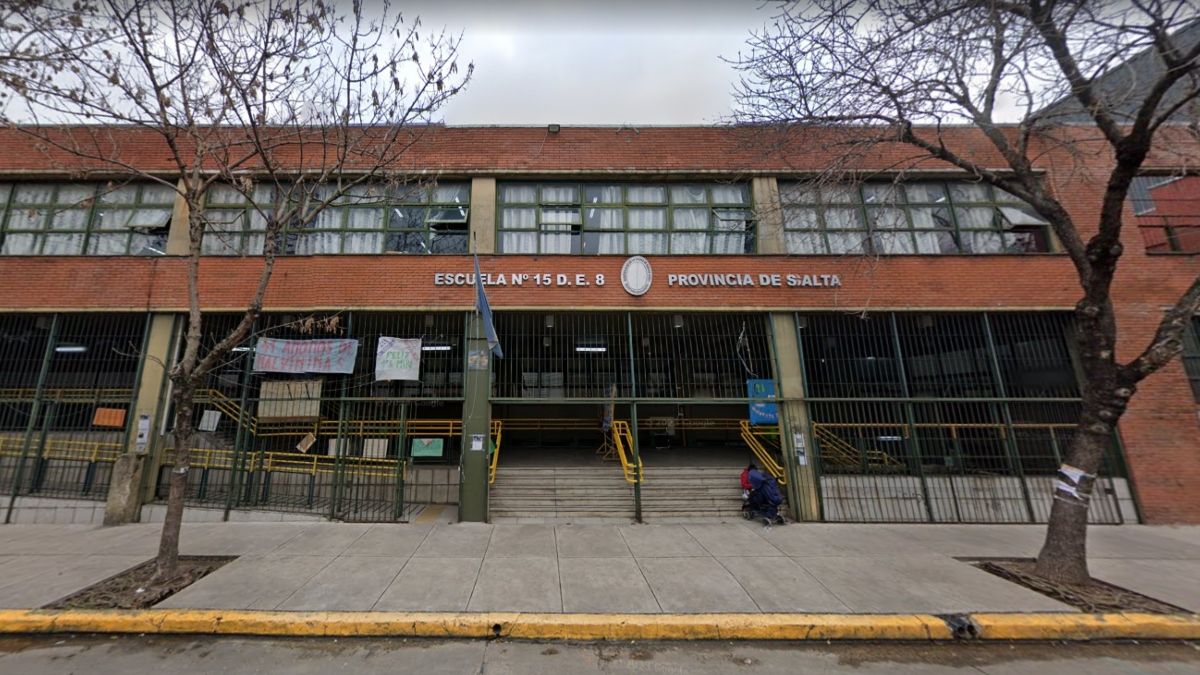 Alarma en Parque Chacabuco: denuncian que un hombre persigue a menores a la salida de la escuela