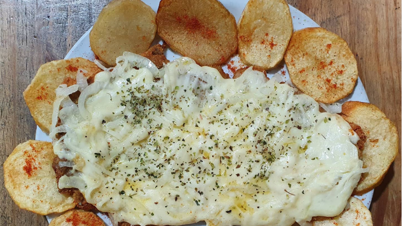El bodegón de Buenos Aires que sirve milanesas enormes con mucho sabor