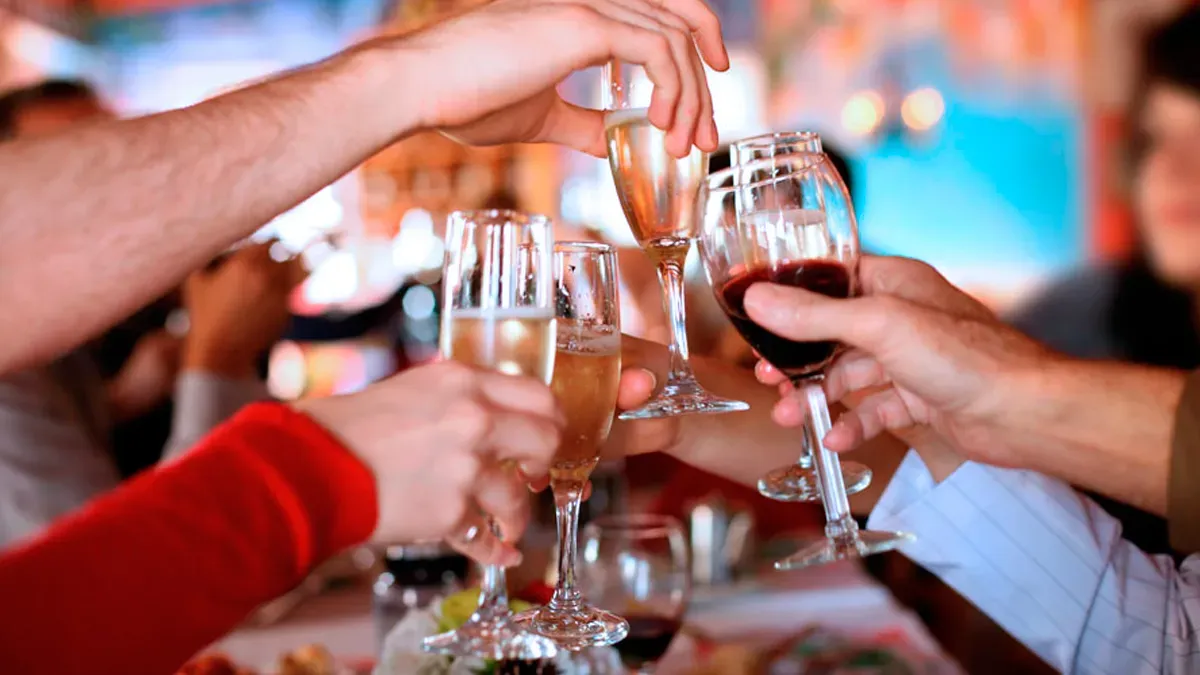 De dónde viene la tradición de brindar y cuál era su significado