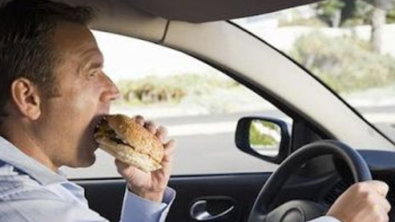 Por qué comer en el auto no ayuda ni al vehículo ni a la salud según ...