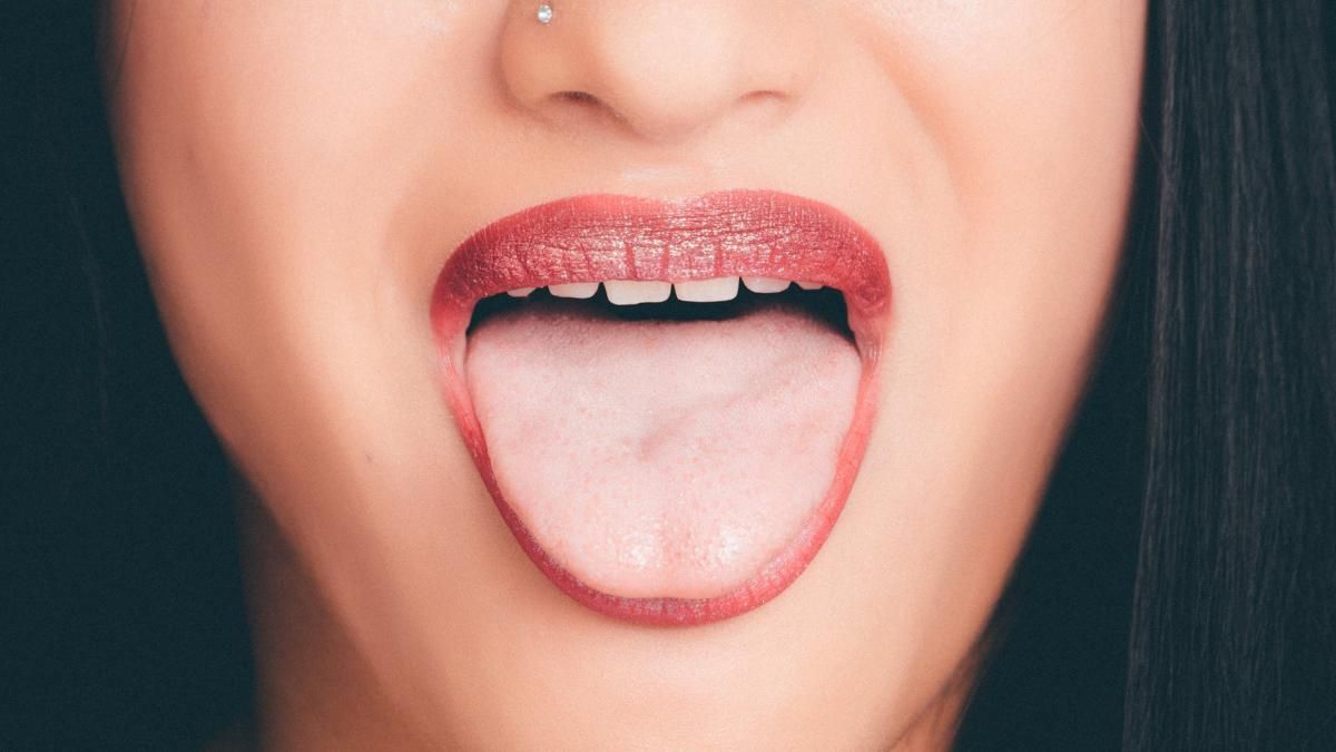 Ómicron: cómo es la infección en la lengua que ataca a los infectados ...