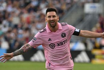 Pessi: la insólita bandera que colgaron hinchas de Los Angeles en ...