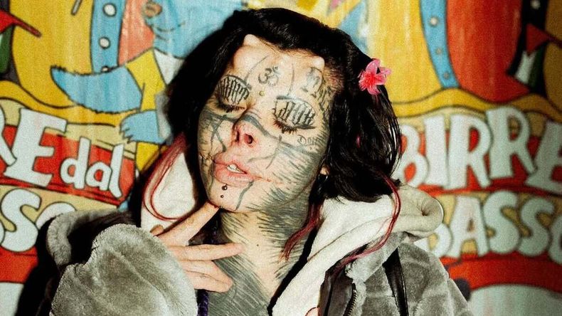 Una joven se hizo más de 30 cirugías para transformarse en una gata humana