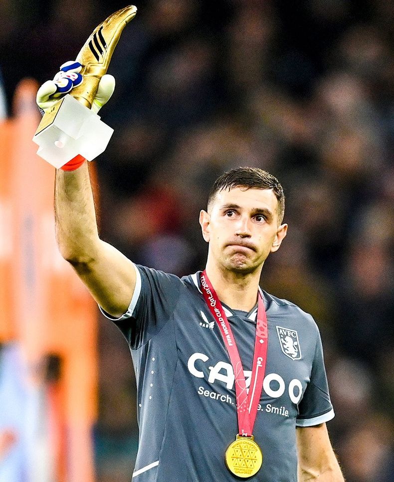 Dibu Martínez volvió a atajar en Aston Villa y recibió un homenaje por ...