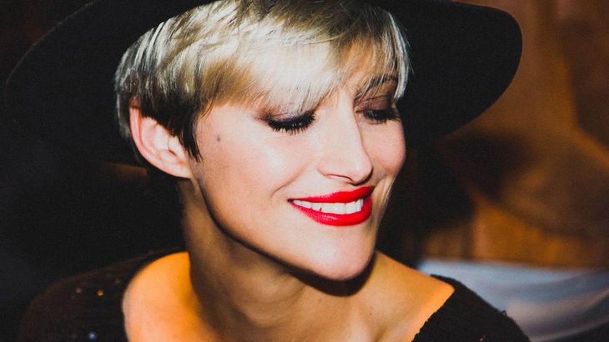 Mónica Antonópulos y un look creativo ¿y algo polémico? para ir al teatro