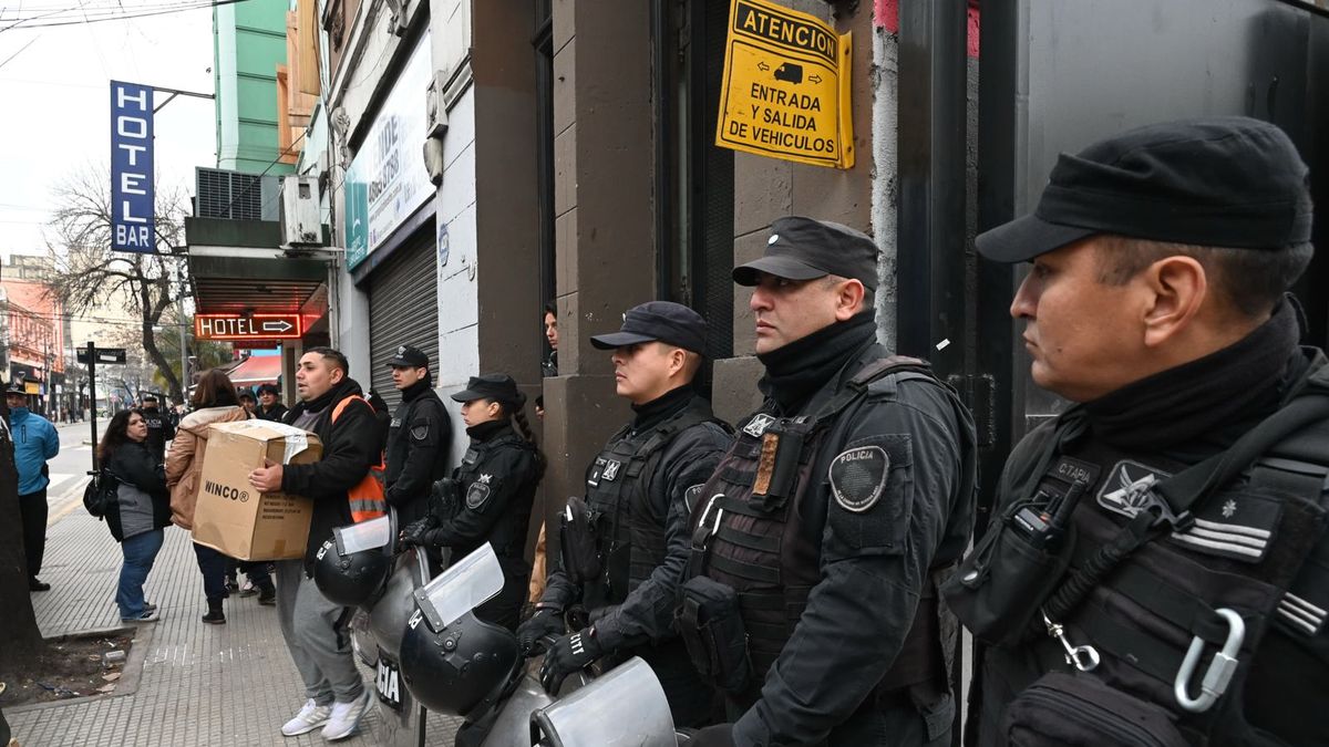 La Policía de la Ciudad desalojó un hotel en Constitución que fue clausurado hace 9 años y ...