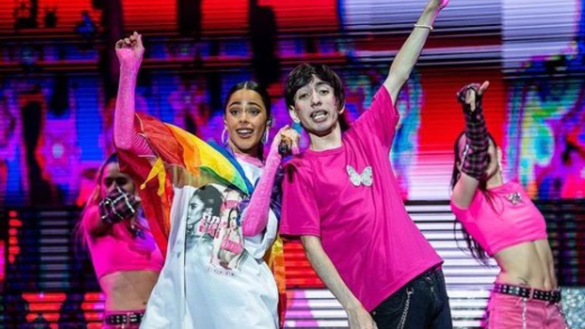 Video: un fan de Tini subió al escenario y sorprendió a todos con su baile