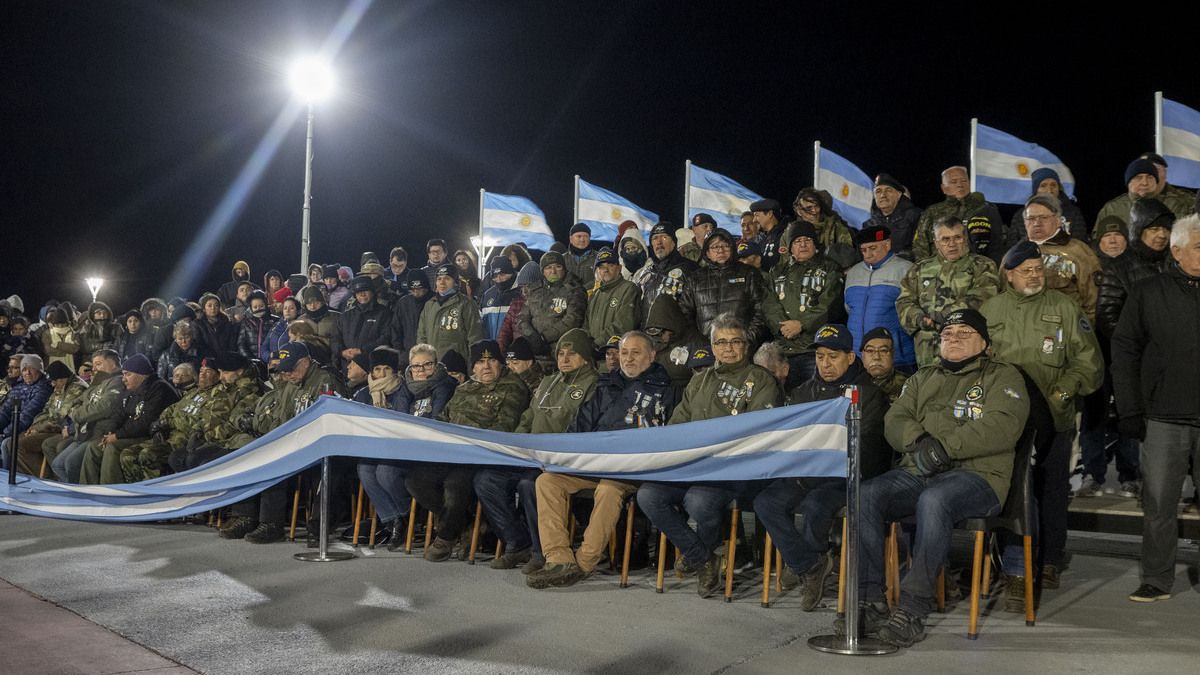 Una multitud participó de la tradicional vigilia por Malvinas en Río Grande