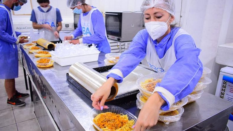 Voluntarios de la UBA ofrecen un plato caliente a personas necesitadas