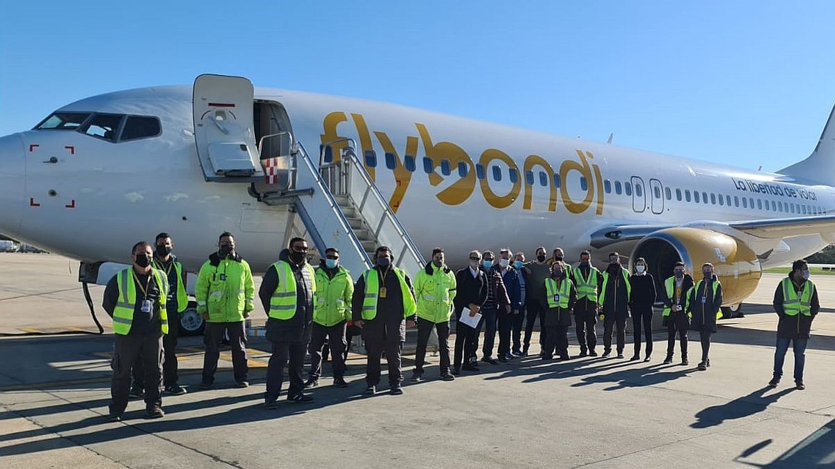 Flybondi ofrece empleo en Argentina: requisitos, puestos y cómo postularse