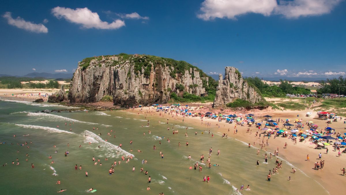 Como es Torres, la playa del sur de Brasil con acantilados y un paisaje ...