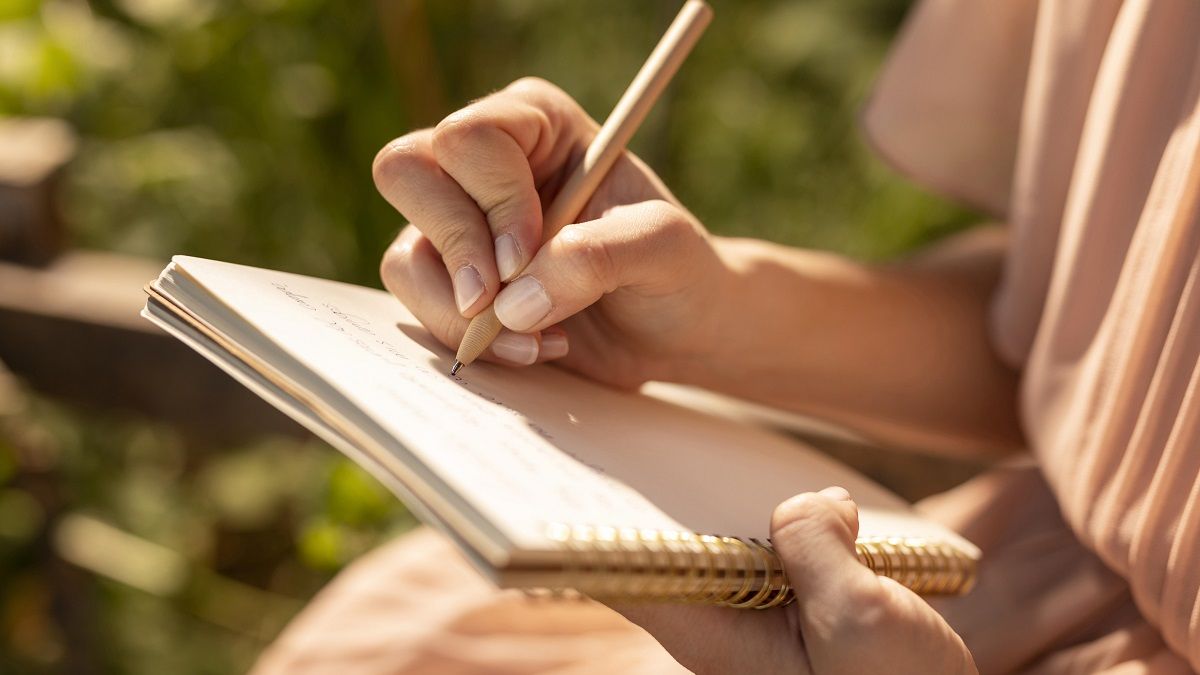 Cómo se escribe correctamente: halagar o alagar