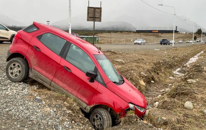 Metió el auto en una zanja y dijo que se le cruzó un perro enorme, pero ...