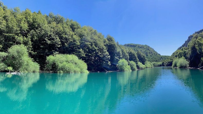 Turismo en Argentina: el imperdible lago verde rodeada por un imponente ...