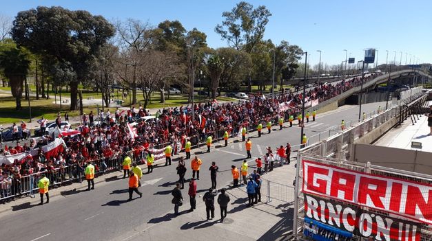 Superclásico: multitudinario banderazo de River en el Monumental