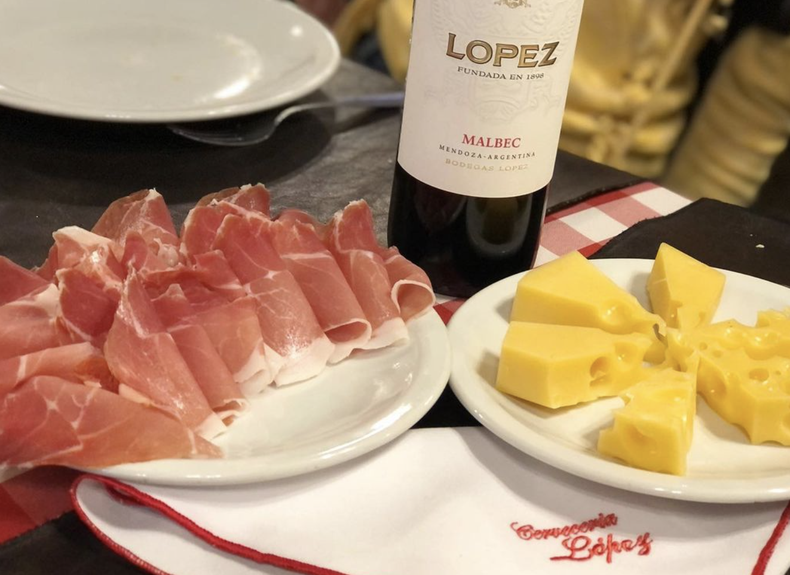 El histórico bodegón de Buenos Aires que se destaca por sus enormes picadas