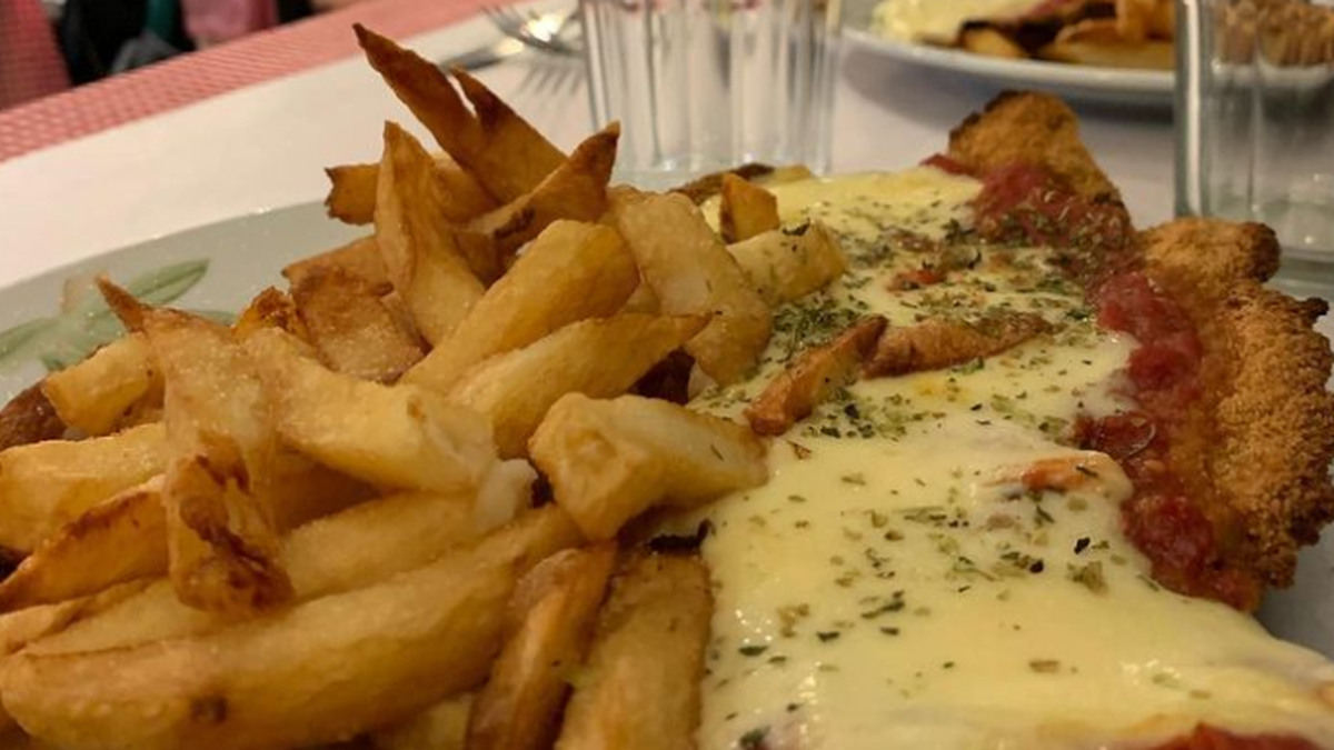 El bodegón de Buenos Aires que hace una milanesa XXL de la que pueden comer tres personas