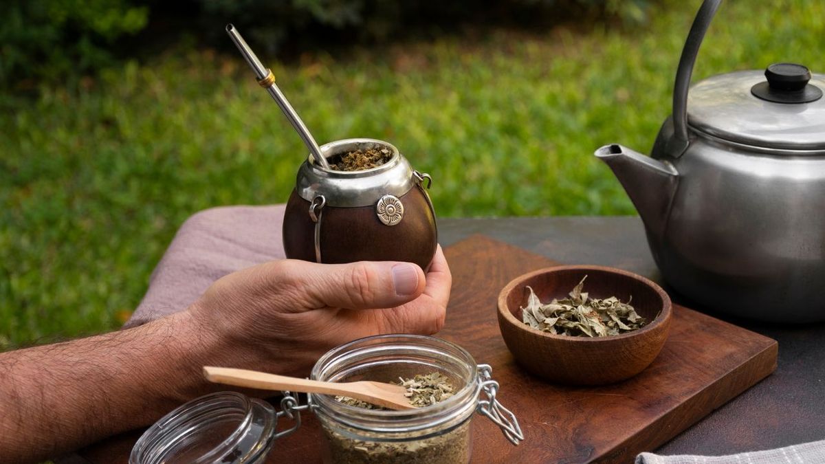 Cuáles son los yuyos que podés agregar al mate y ayudan a reducir el estrés