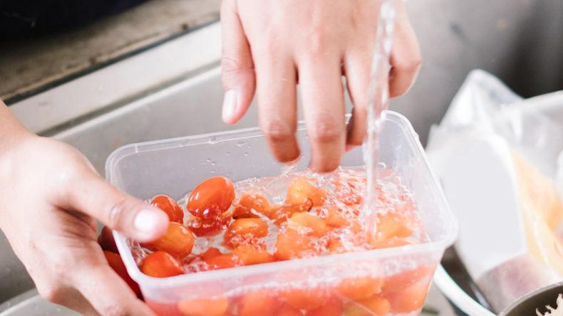 El truco definitivo para limpiar un tupper manchado