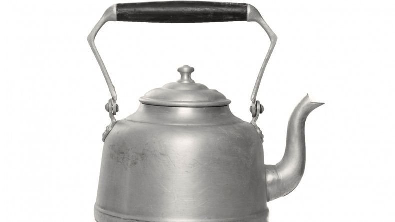 El truco casero que explica cómo eliminar el sarro de la pava sin productos