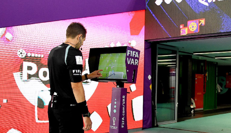 La FIFA reveló el sorprendente cambio que se implementará en el VAR