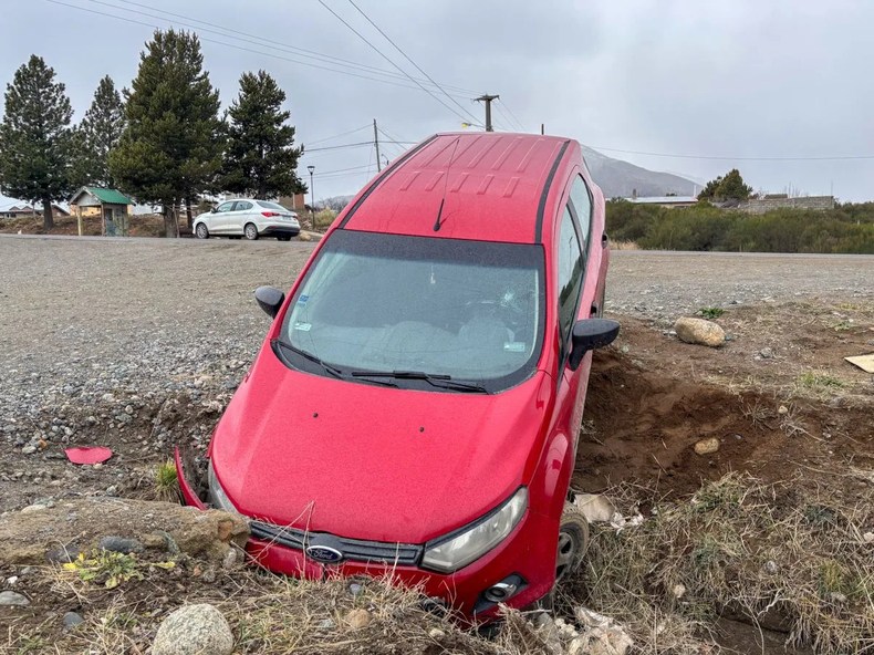 Metió el auto en una zanja y dijo que se le cruzó un perro enorme, pero ...