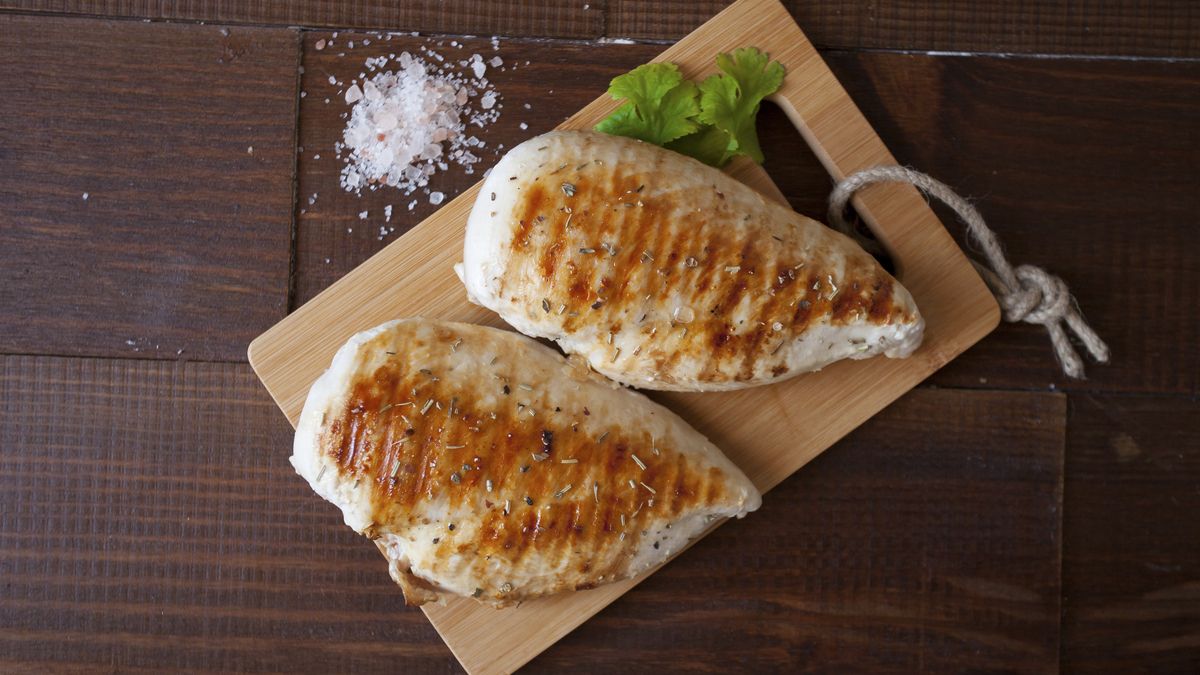 El truco para cocinar una pechuga de pollo y que quede con un sabor ...