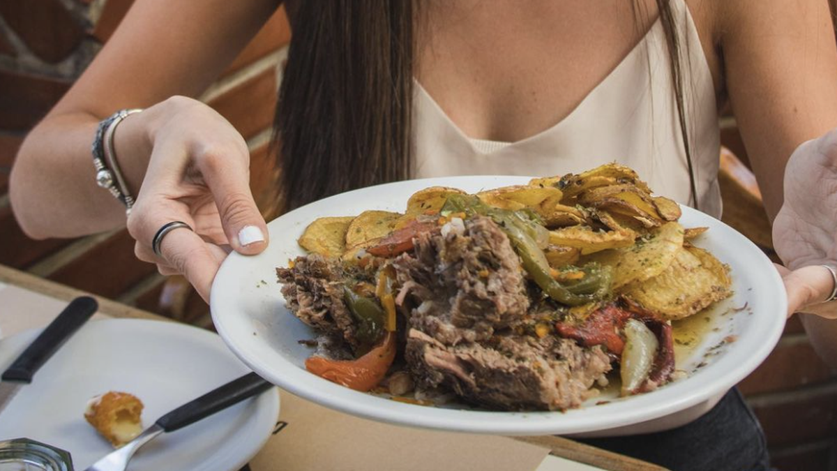 El bodegón de Buenos Aires que prepara un sabroso plato de carne al horno