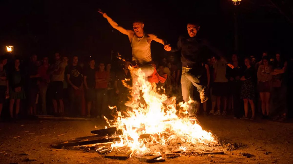 Cuál es la tradición de caminar en las brasas que se volvió a hacer practicar en junio por una ...