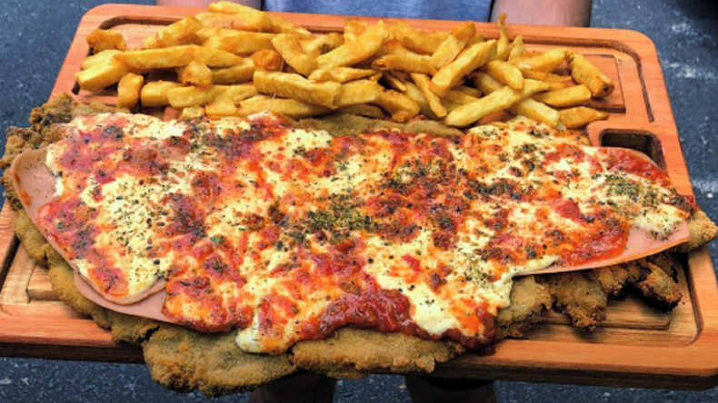 El bodegón de Buenos Aires que se especializa en milanesas y tiene 8 variedades enormes