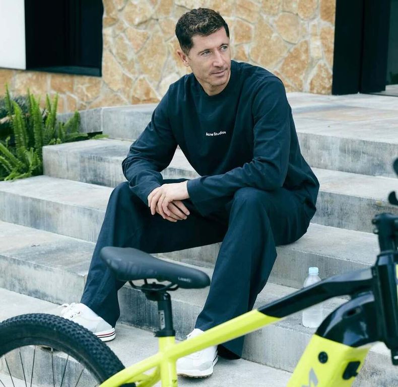 El look monocromático y descontracturado de Robert Lewandowski: muchos ...