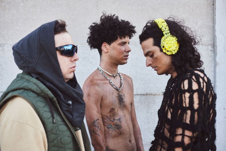 El trío Usted Señálemelo inició el año con el nuevo single Las Flores ...