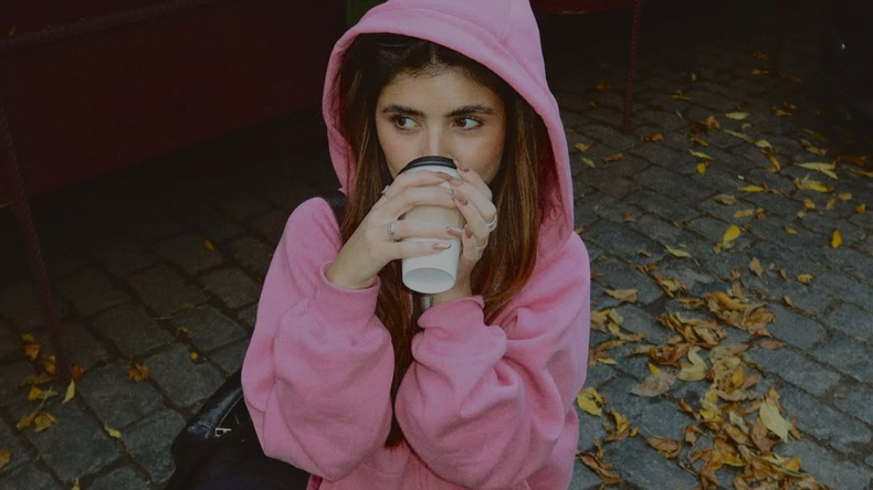 Buzo rosa, top diminuto y vestido: los looks que eligió Cami Mayan para ...