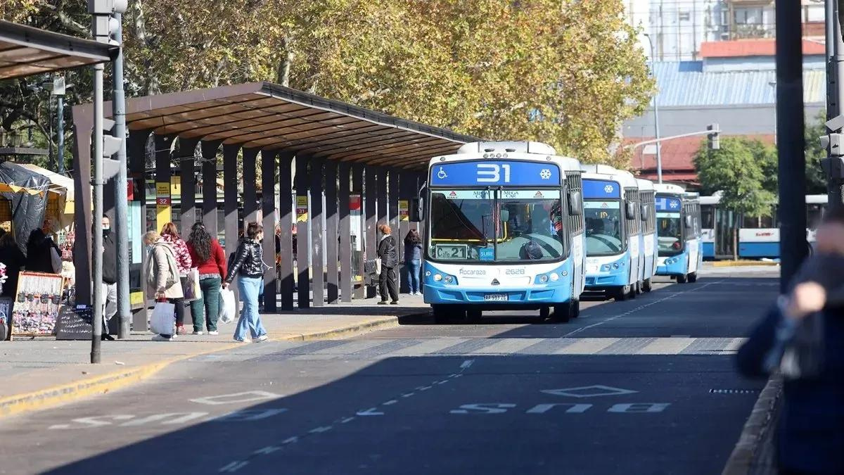 Rige el nuevo aumento de tarifas en colectivos y trenes en AMBA: cuánto cuesta el pasaje
