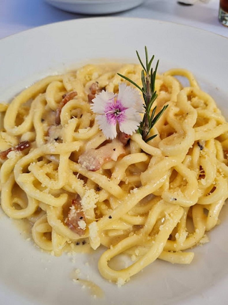 El restaurante italiano de Buenos Aires que sirve la pasta en una horma ...