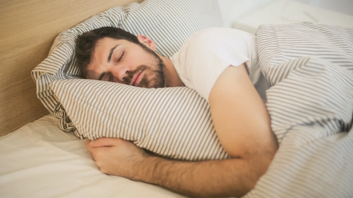Qué es mejor para la salud, dormir con almohada o sin almohada