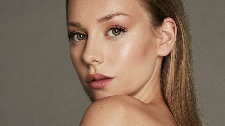 Ester Expósito aprovechó la moda de posar en los camastros y mostró una ...