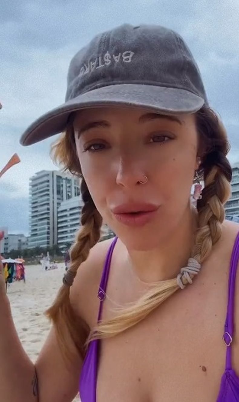 Coti Romero aprovechó el calor para lucirse en microbikini mientras disfrutaba de la pileta