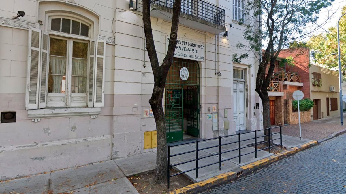 Terror en una escuela de Liniers: un alumno de 12 años llevó un arma ...