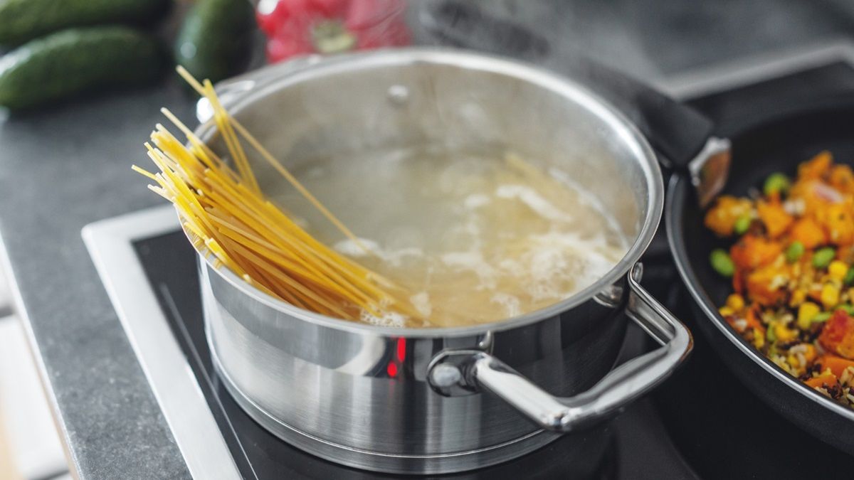 Muy sencillo: el método secreto para colar la pasta sin tener que ...