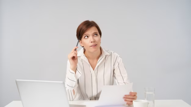 Cómo se escribe: prohíbe o prohibe